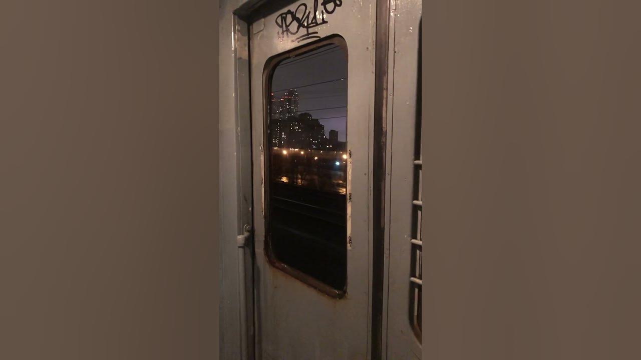 Очередное разбитое окно в двери на электричке ЭД4М четвёртого Диаметра ...