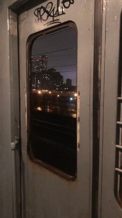 Очередное разбитое окно в двери на электричке ЭД4М четвёртого Диаметра ...