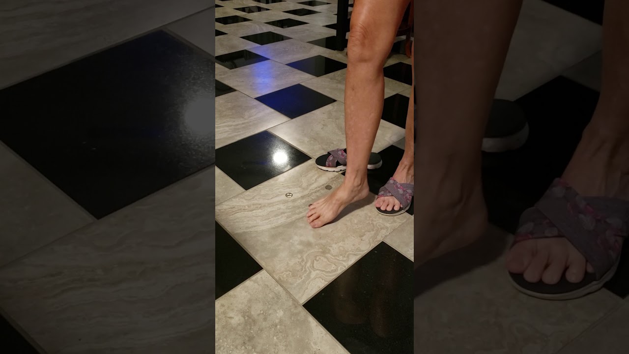 Woman Uses Feet Instead Of Hands Youtube