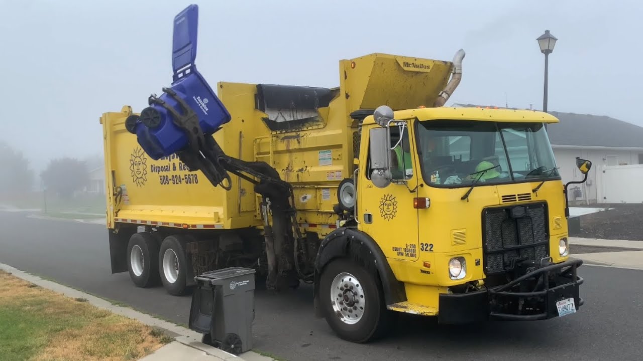 Autocar WX64- McNeilus AutoReach Garbage Truck - YouTube