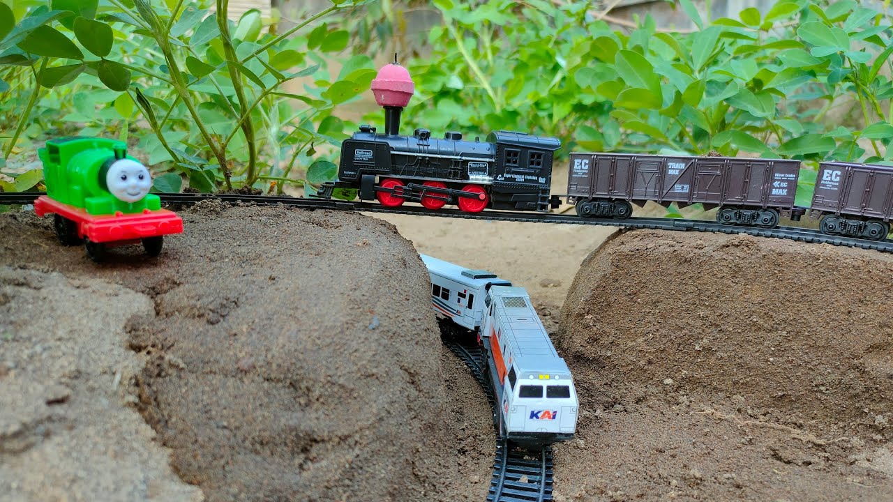 Drama Kereta Api Anjlok dari Rel !! Merakit Kereta Api Railking Membawa ...