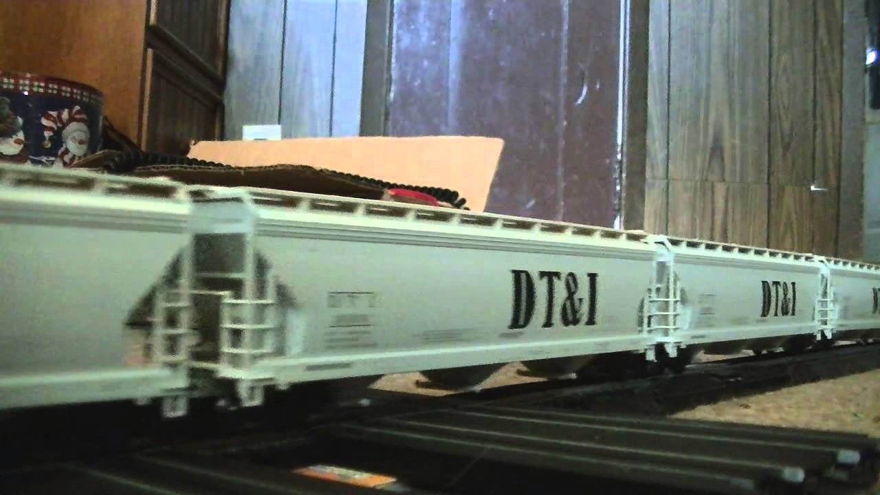 Very Long Norfolk Southern Ho scale train pulling over 145 covered ...