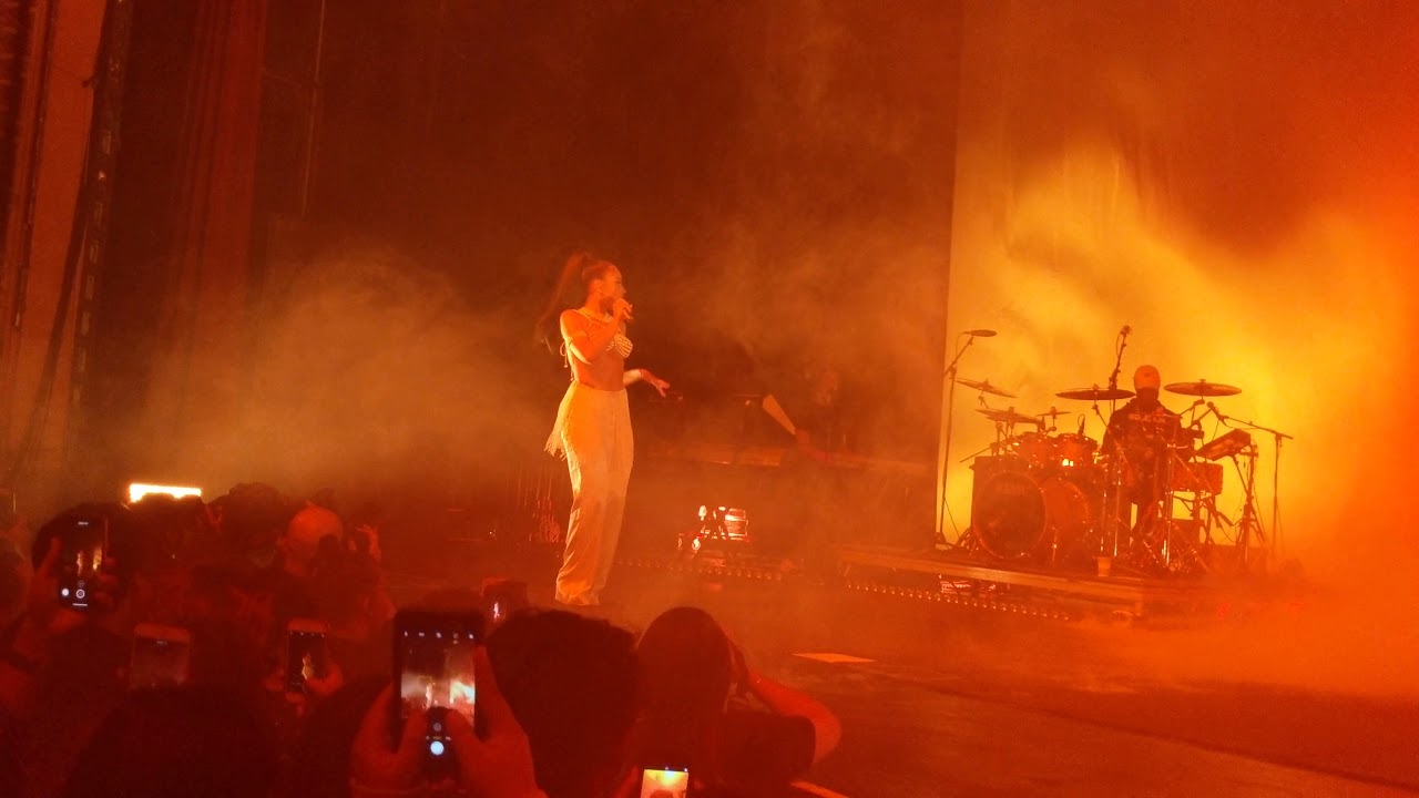 Kali Uchis live 9/17/2018 Dead To Me/Never be Yours/ Tomorrow - YouTube