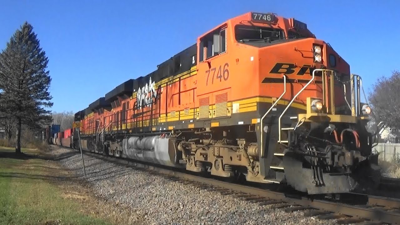 BNSF 7746 Leads Stack / Vehicle Train, Galesburg, IL - YouTube