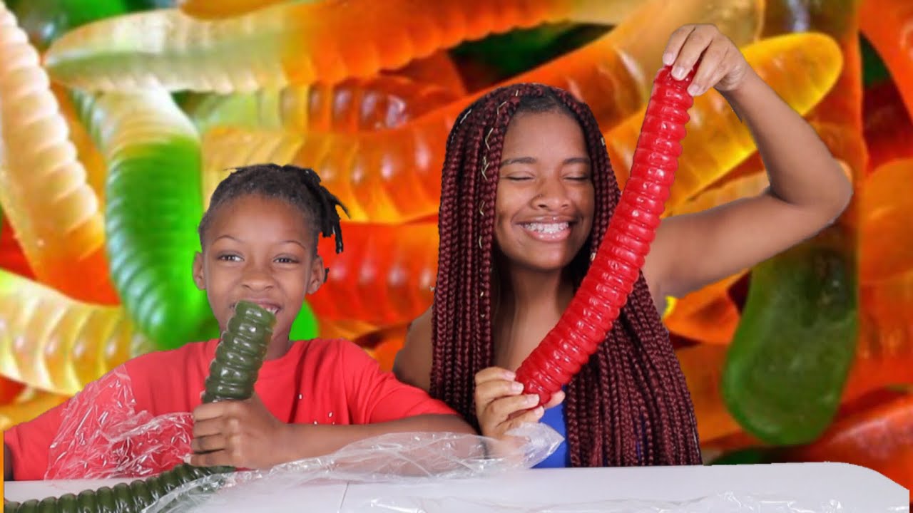 WORLDS LARGEST GUMMY CHALLENGE| T & LEE TV - YouTube