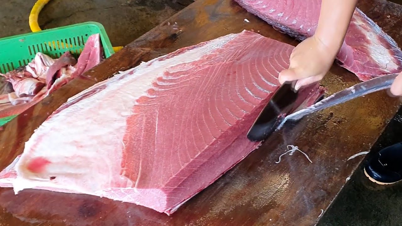 The fastest cutting technique of giant bluefin tuna by amazing Taiwan ...
