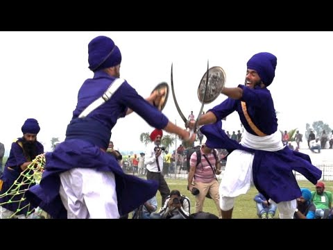 sword fighting skills shown by Sikh people in nagar kirtan 🤺⚔️ - YouTube