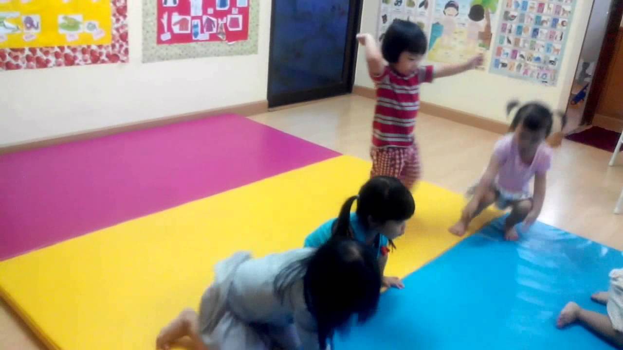 frog race / preschool kids - YouTube