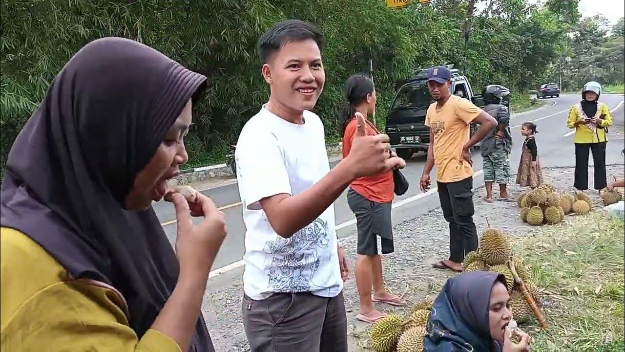 makan durian di pinggir jalan bersama keluarga - YouTube