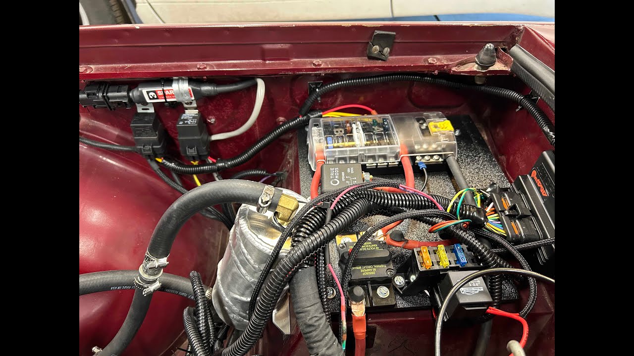 Triumph TR6 Custom Fuse Block - YouTube