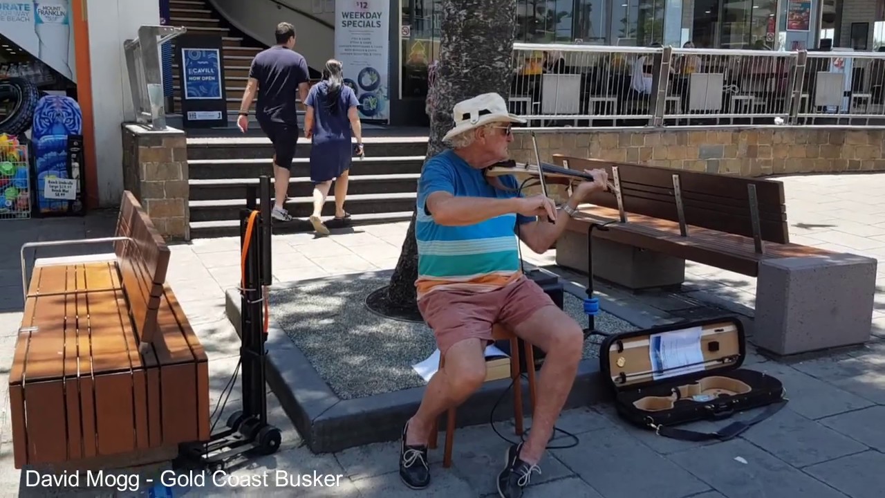 David Mogg Busker Cavill Avenue Surfers Paradise - YouTube