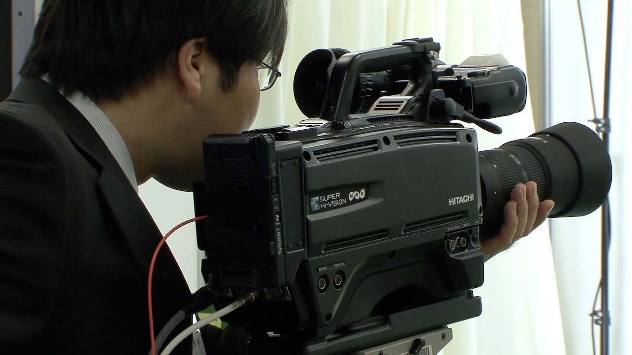 World's first Ultra High Definition shoulder-mount camera #DigInfo ...