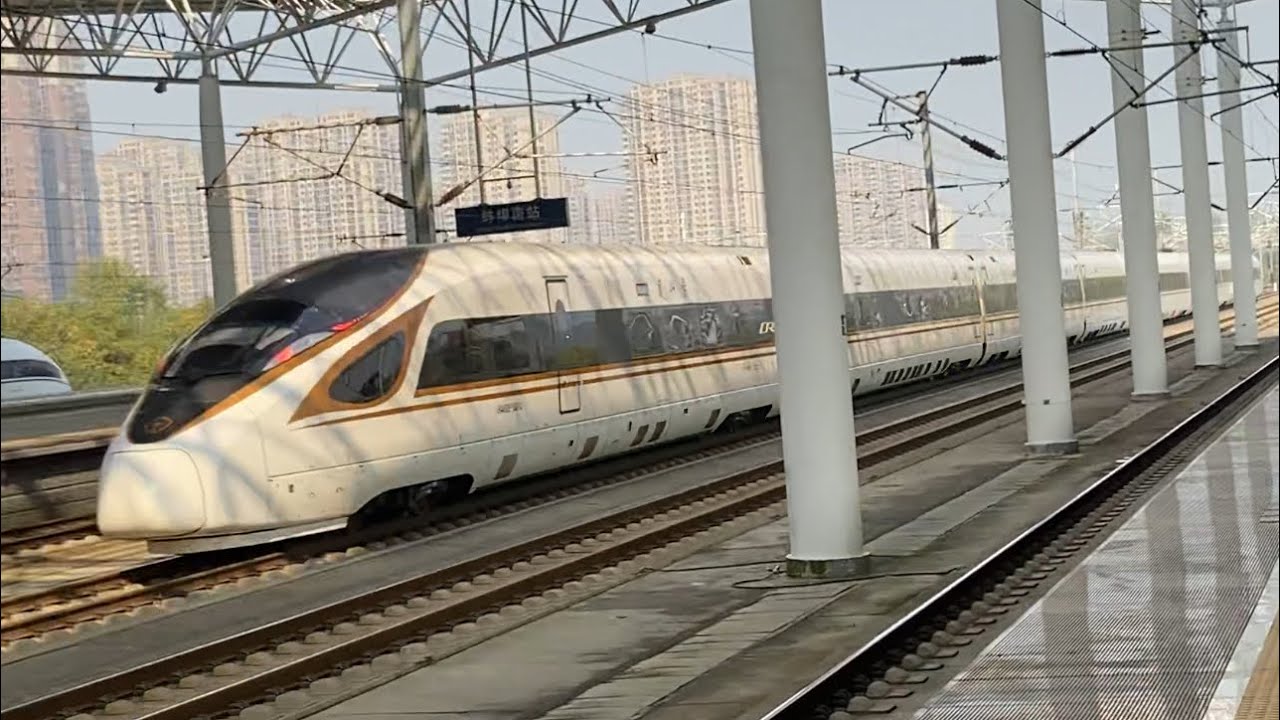 2 minutes of intense Chinese High-speed rail action, Up to 350 km/h ...