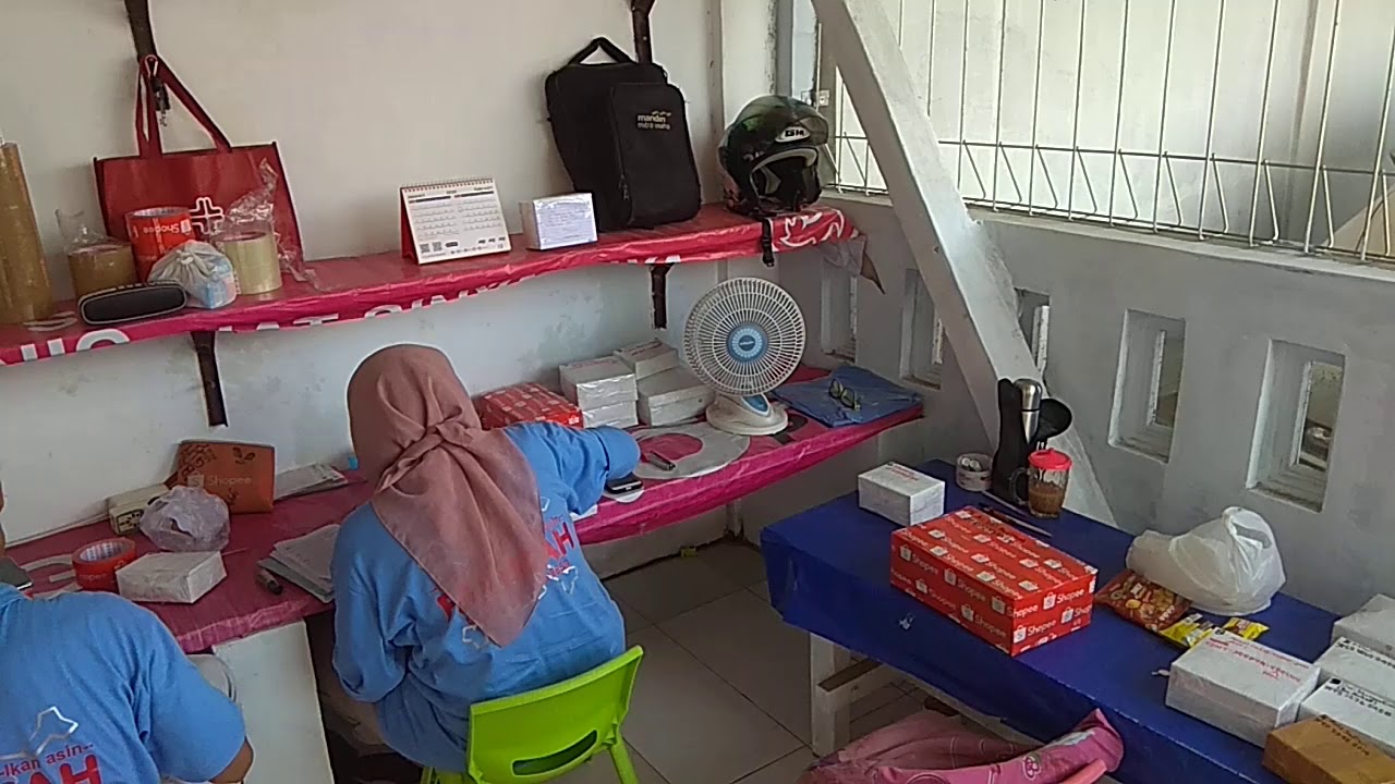 Tempat Packing Orderan Online Ikan Asin FATIMAH - YouTube