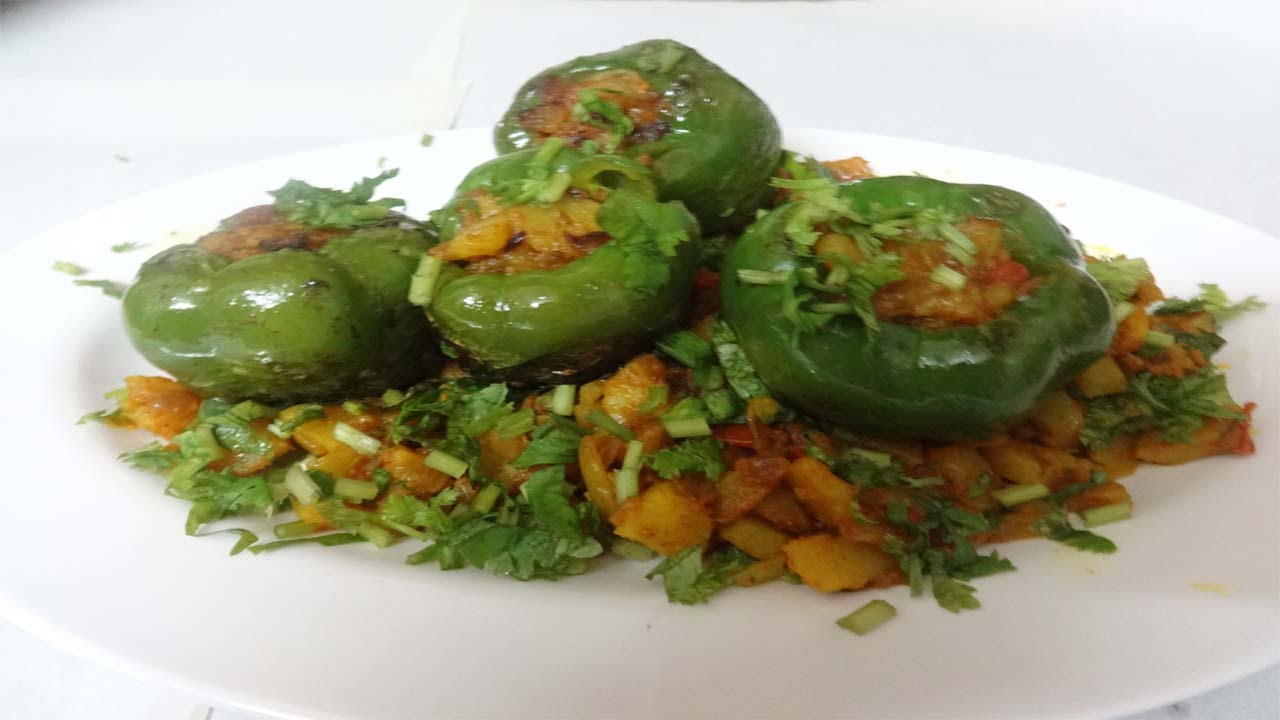 Bharwan Shimla Mirch Recipe/Stuffed Capsicum Potato Recipe - How To ...