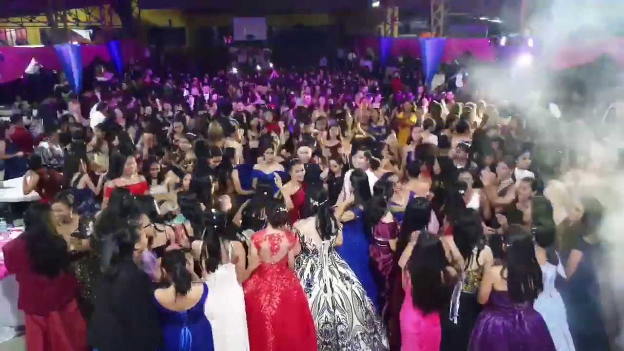 PROM NIGHT 2020: DANCE FLOOR SHOWDOWN of BOYS vs GIRLS. - YouTube