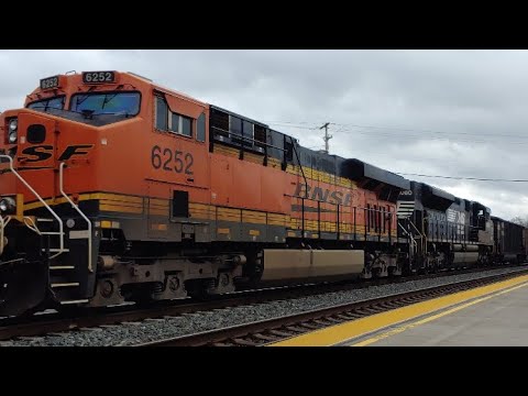 BNSF and Norfolk Southern lash-up and a train meet. - YouTube