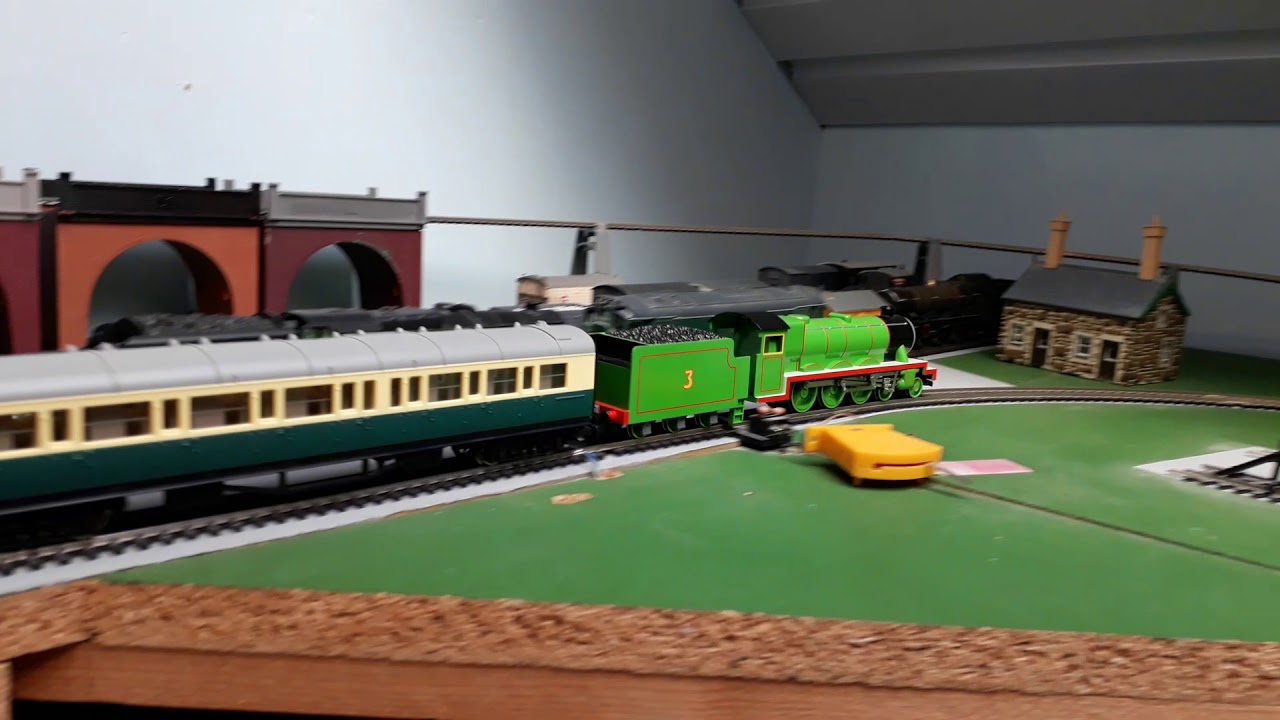 Bachmann Henry pulling Gordon coaches - YouTube