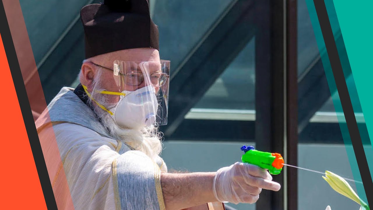 VIRAL | SACERDOTE USA PISTOLA DE JUGUETE PARA DISPARAR AGUA BENDITA A ...
