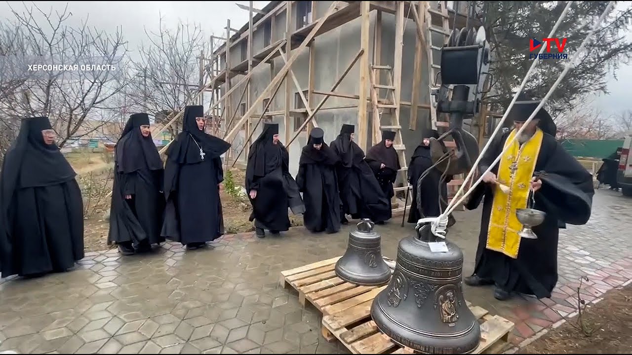 300-кг колокол из Воронежа установили на колокольне женского монастыря ...