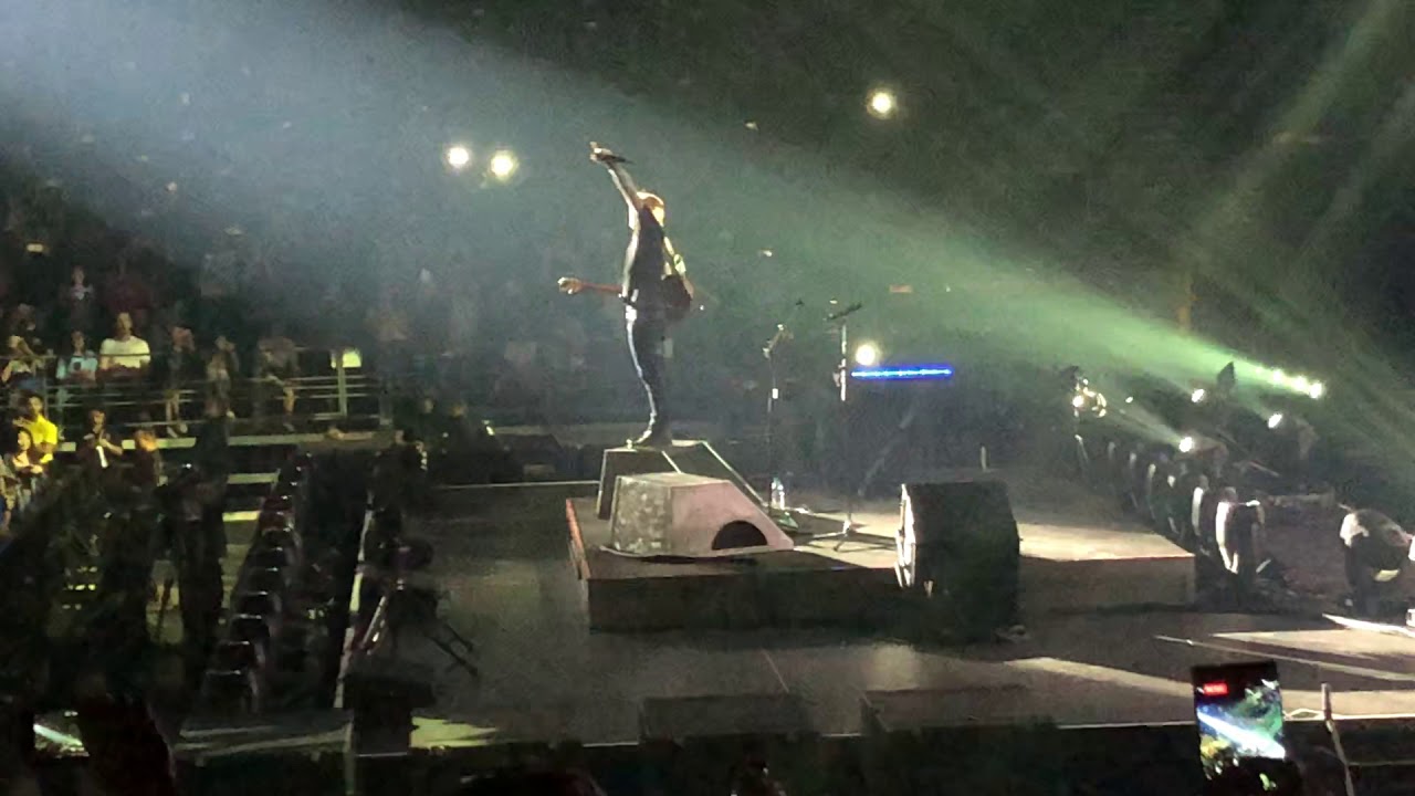 Ed Sheeran - Shape Of You (Live in Singapore 11/11/17) - YouTube