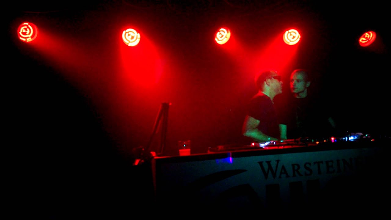 Robert Manos - In My Arms live @Gluck, Vilnius - YouTube