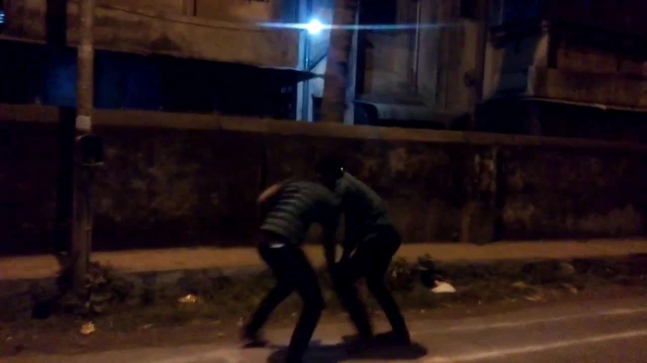 Indian street fight in Mumbai Kalyan - YouTube