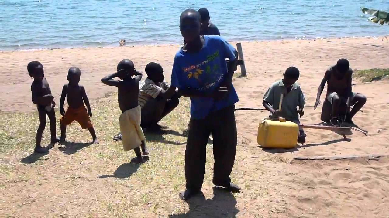 2012-08 - Malawi: Improvised kids' band at Cape Maclear - YouTube