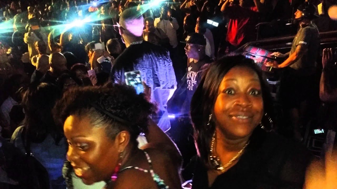 R Kelly Show up close and personal - YouTube