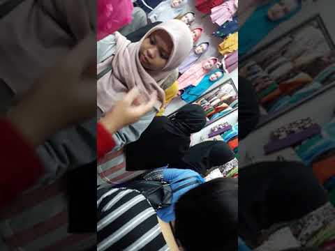 ANTUSIAS PEMBELI JILBAB DITOKO RENI KERUDUNG SIDOARJO.