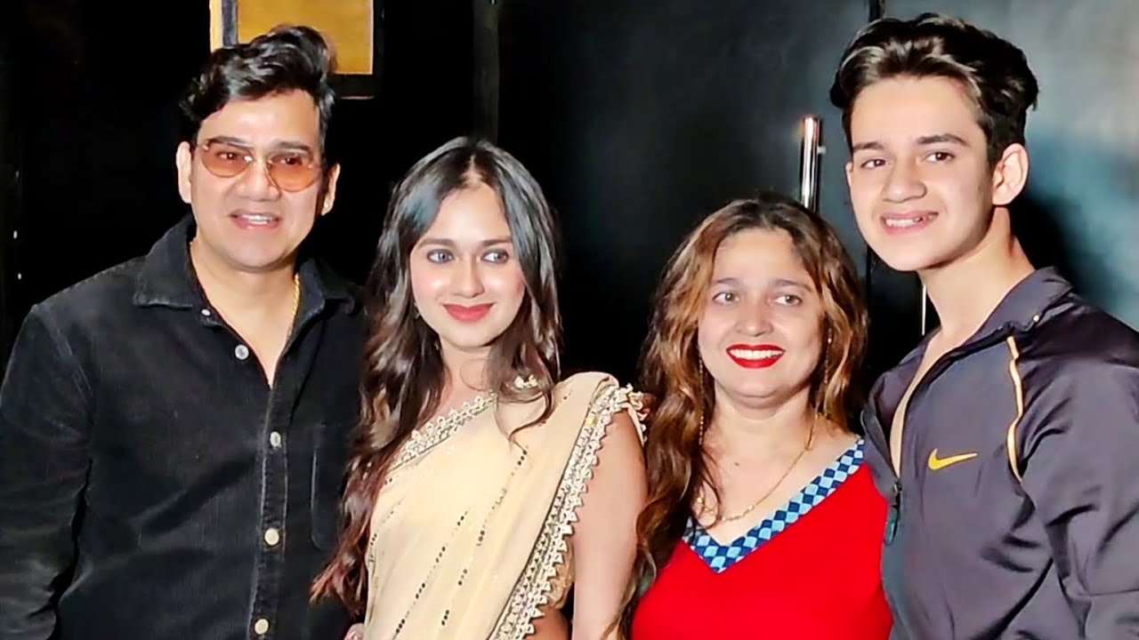 Jannat Zubair Family At Her Film 'Kulche Chole' Screening - YouTube