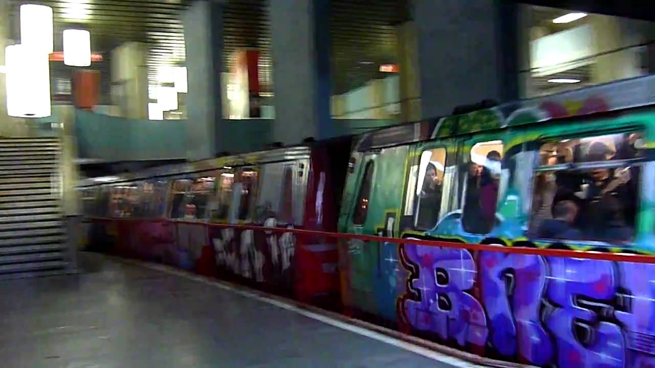 Rama de metrou IVA ASTRA 238+084+226 sosind in statia Gara de Nord pe ...