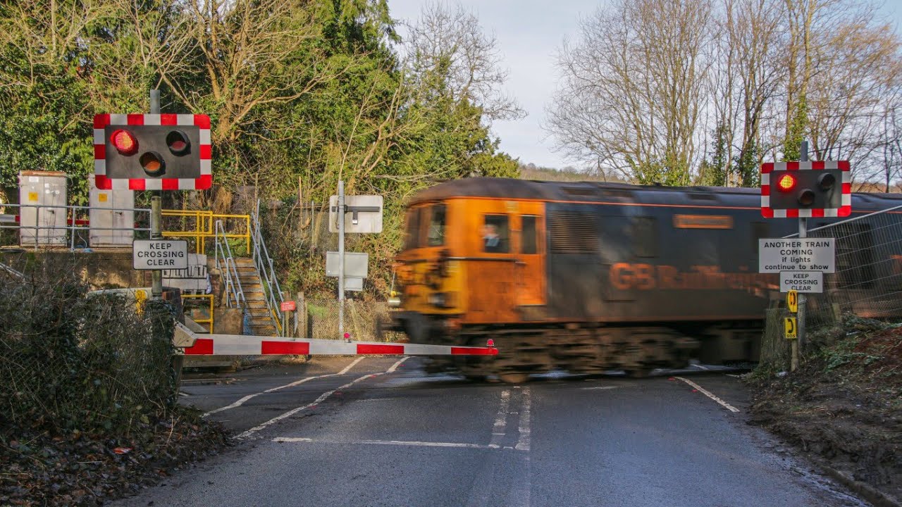 Gomshall Level Crossing, Surrey. 25/01/25 - YouTube