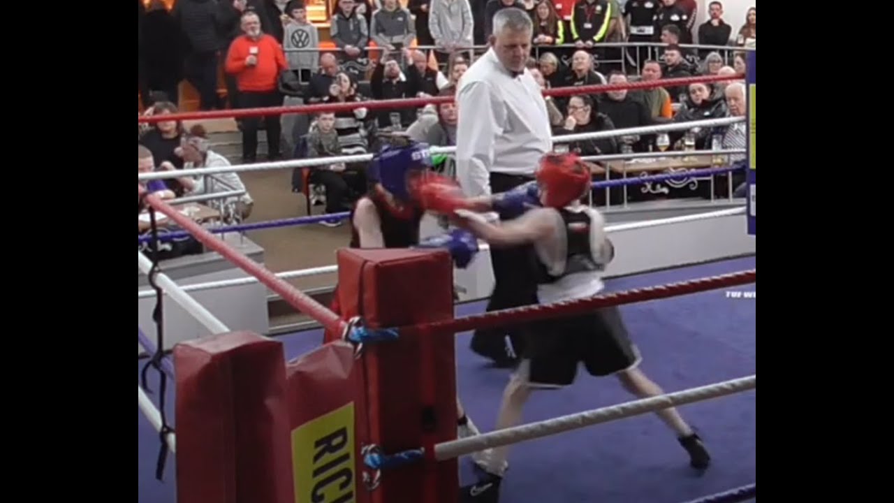 Ronan the Úlfhéðinn Stead's first boxing skills fight - YouTube