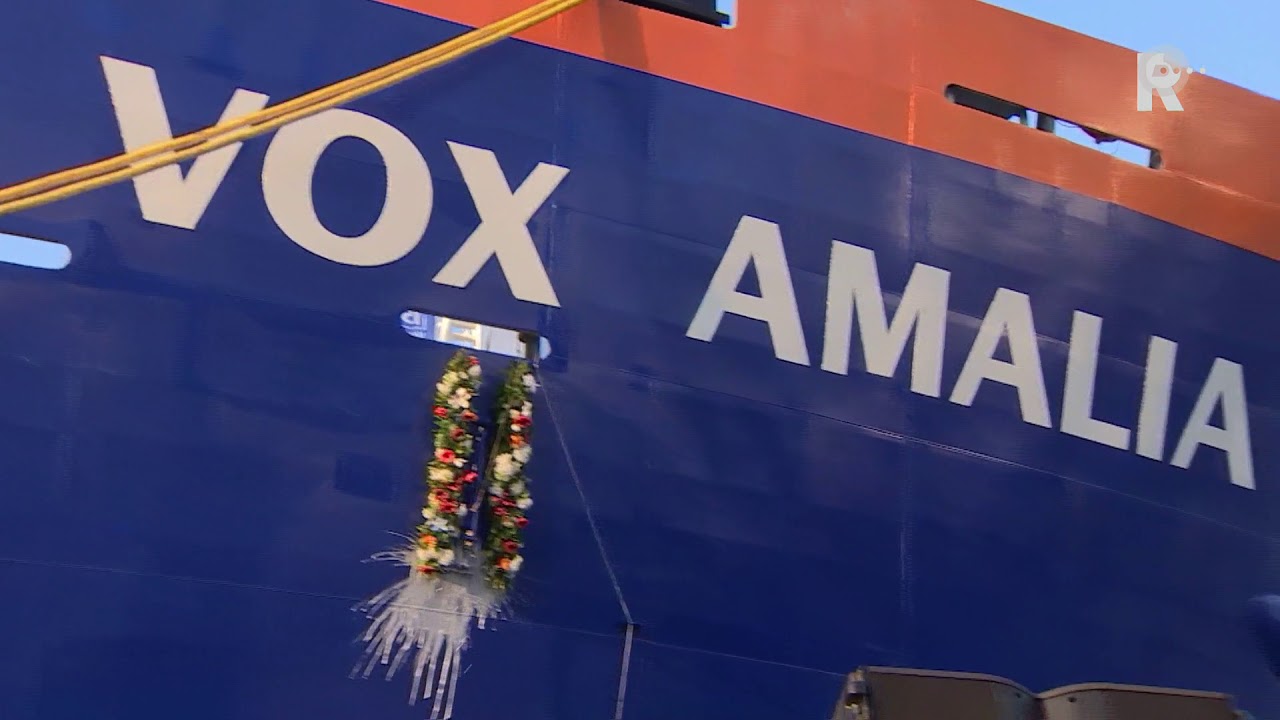 Koningin Máxima doopt baggerschip Vox Amalia in Rotterdam - YouTube