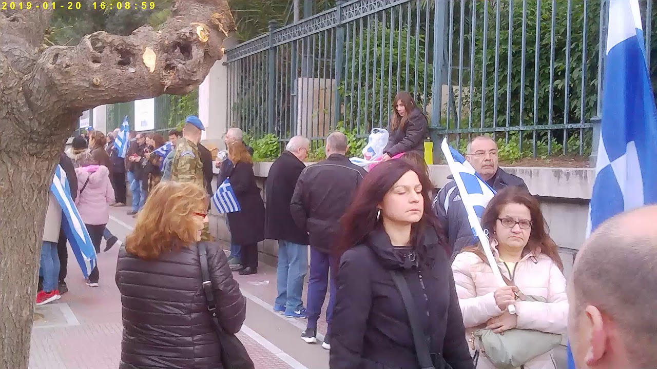 οι εύζωνες περνανε μέσα απο το διαμαρτυρομενο πληθος για την Μακεδονία ...