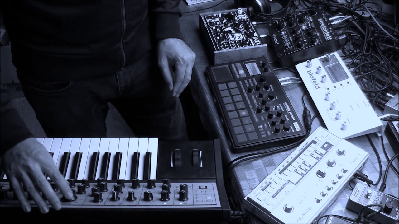 New Beat Industrial Proto-Techno live: "Sacrifice" w Moog Electribe 303 ...