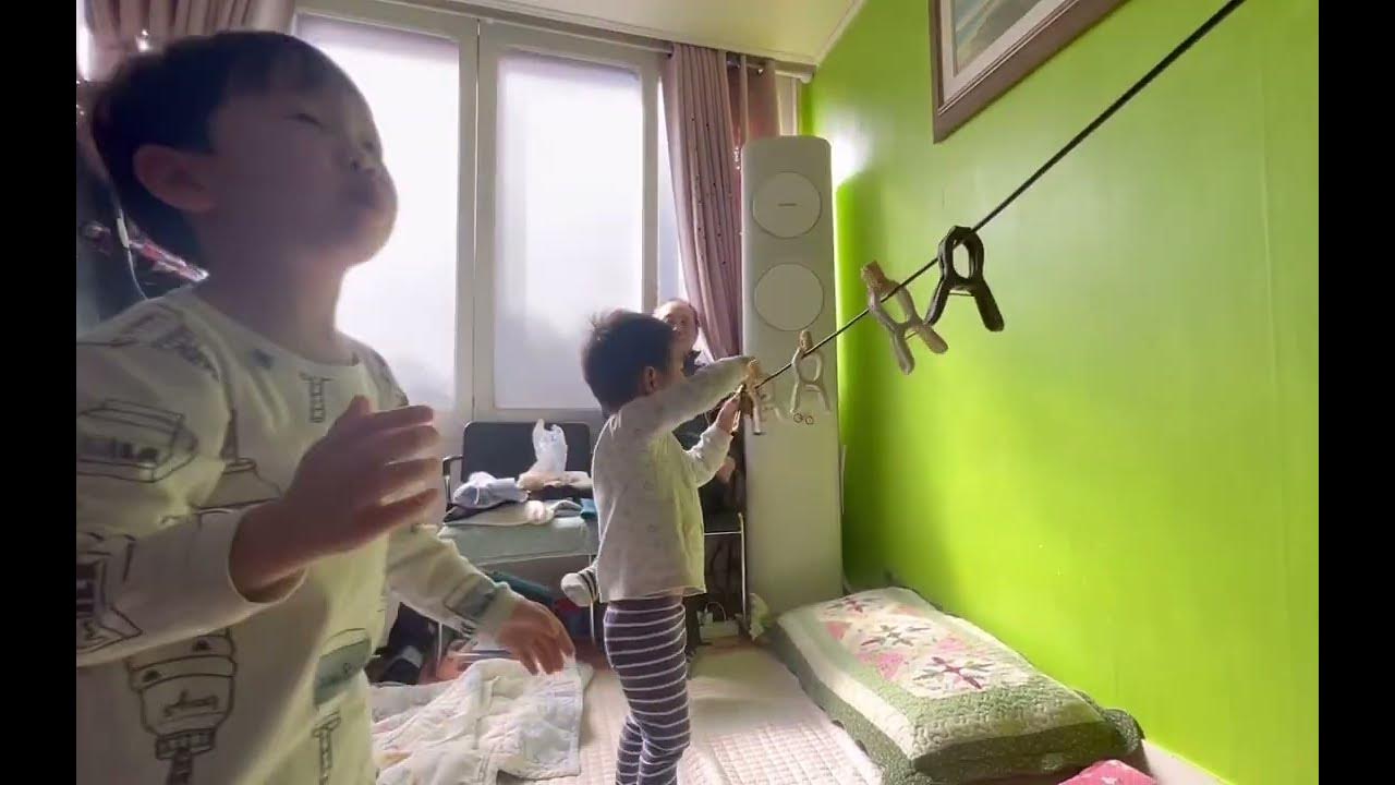 할머니 할아버지와 함께 추억의 과자 따먹기 게임하는 중 손으로 따 먹는 거 아닌데 뒷짐 지고 해야 하는데 흔들흔들 쉽지 않네