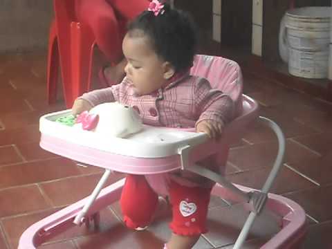 Sophia Andando de Diskinho - YouTube