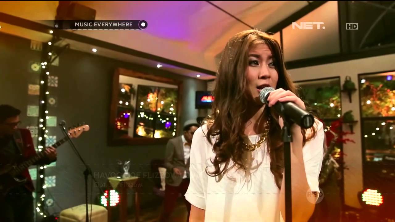Elizabeth Tan - Havoc (Live at Music Everywhere) * - YouTube
