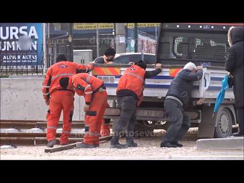 BURSA RAY calısmalarında, RAYLARIN  arasında mahsur kalan FORD transıt zor anları