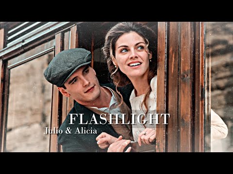 Julio & Alicia (Gran hotel) - Flashlight