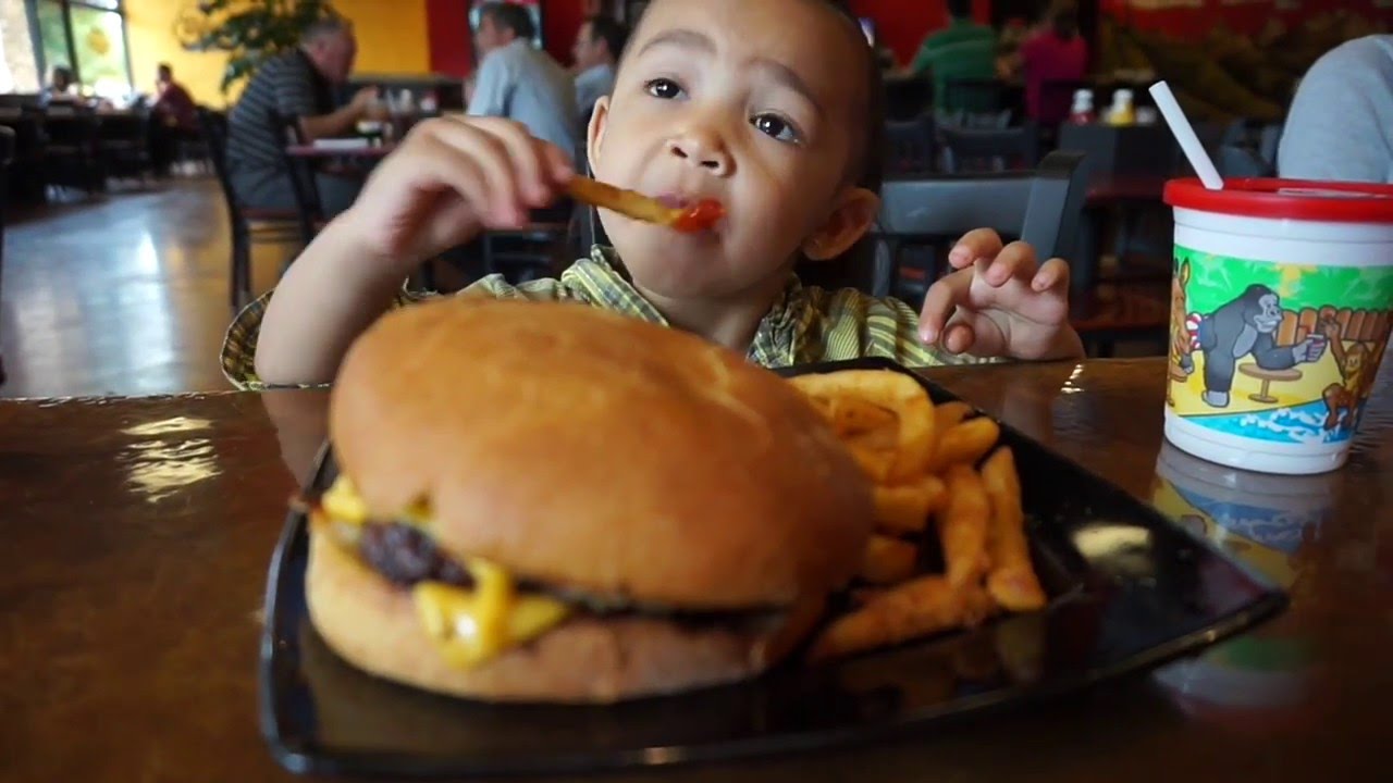 Biggest Kid Burger Ever (Family Vlog 2016) - YouTube