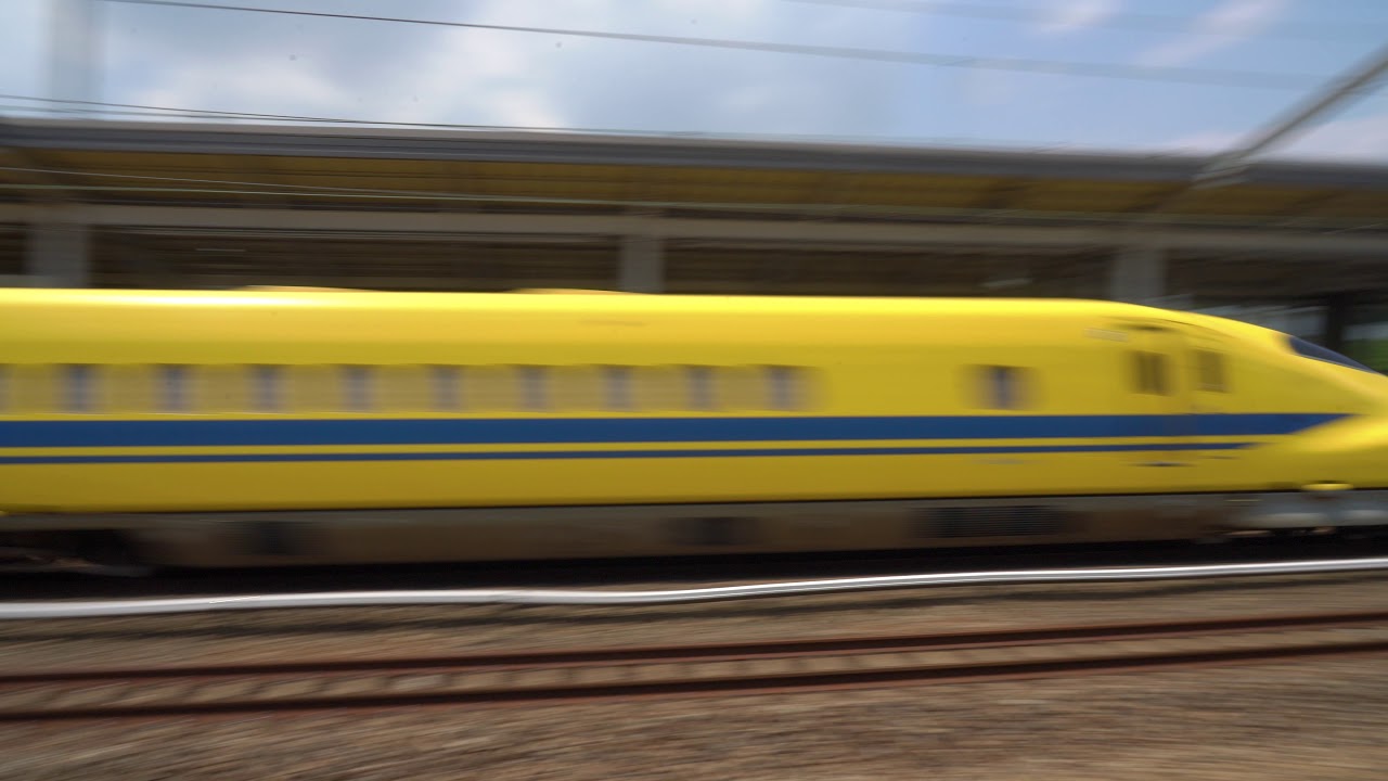 Doctor Yellow Shinkansen Flyby - YouTube