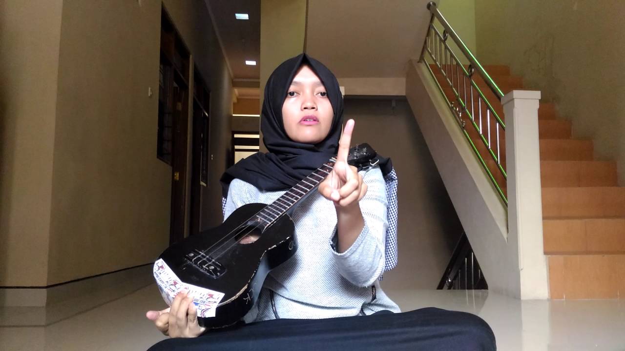 How to play the ukulele ( 3 strings ) - YouTube