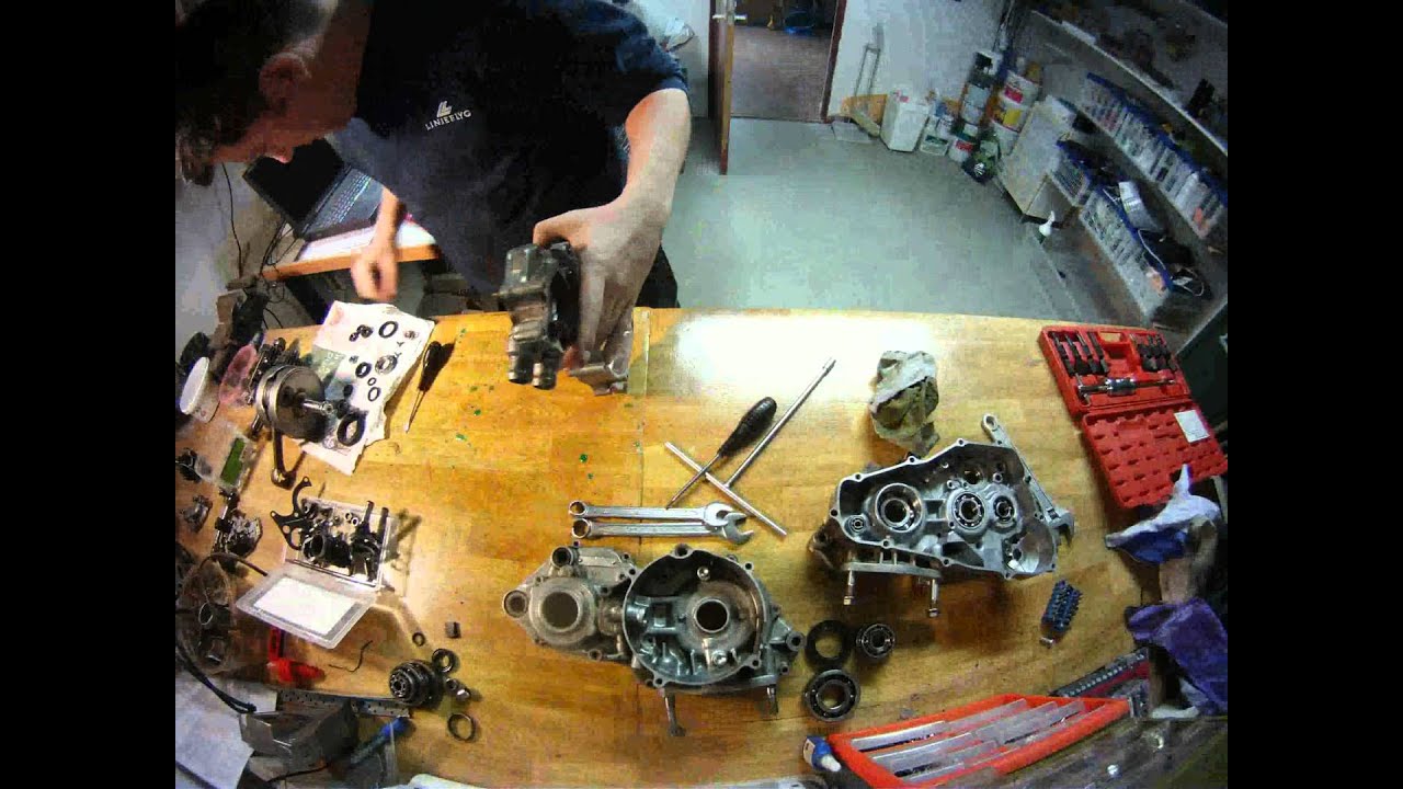 CR500 engine rebuild part 2, timelapse - YouTube