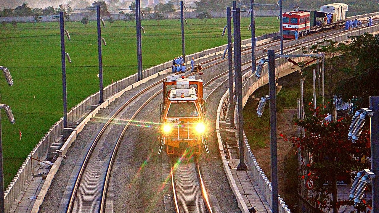 Sibuknya! MTT DC-32K & PBR SPZ-200 di Jalur Kereta Cepat Tegalluar ...