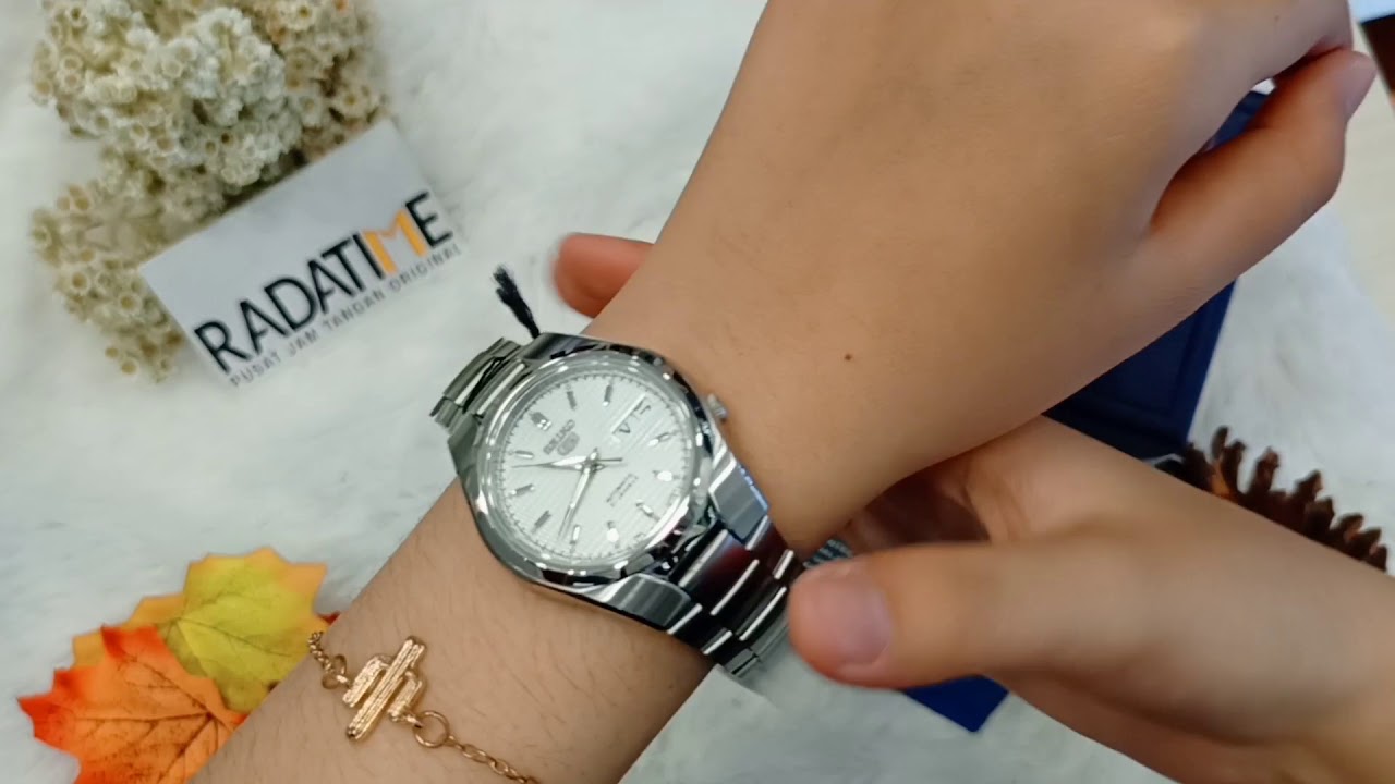 Seiko 5 Automatic White Dial Silver Stainless Steel - YouTube