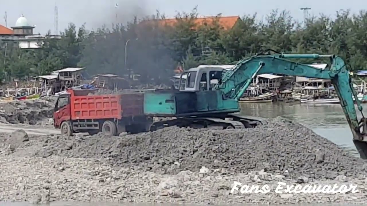 BEGO EXCAVATOR TUA MENGISI PASIR KE TRUCKS - ALAT BERAT EXCAVATOR vs ...