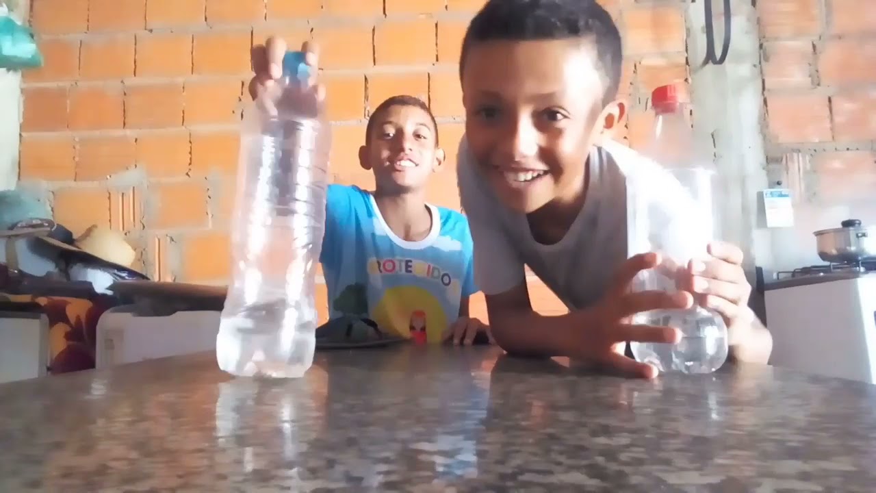 desafio da garrafa com meu primo!!!primeiro vídeo - YouTube